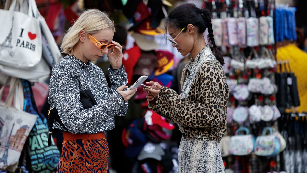 Experts Discuss the Dangers of Blue Light and Skin Damage - Coveteur ...