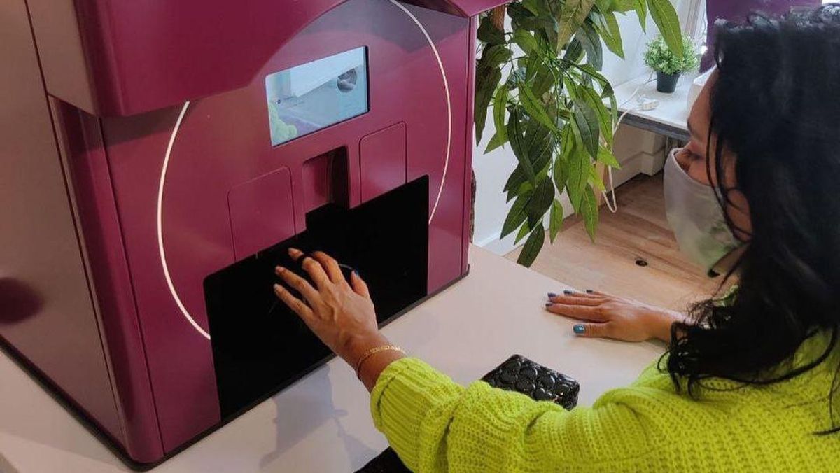 All the Details on Clockwork Robot Manicures - Coveteur: Inside Closets ...